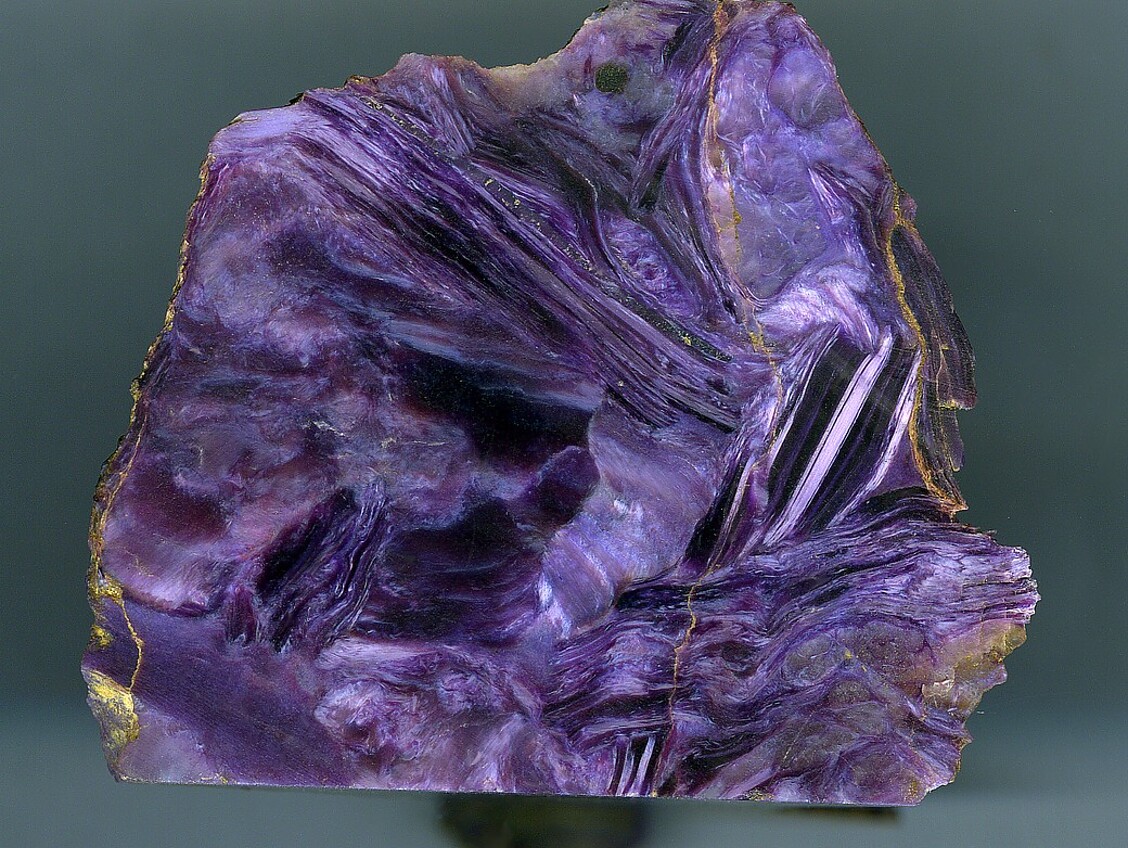 Charoite, Quartz