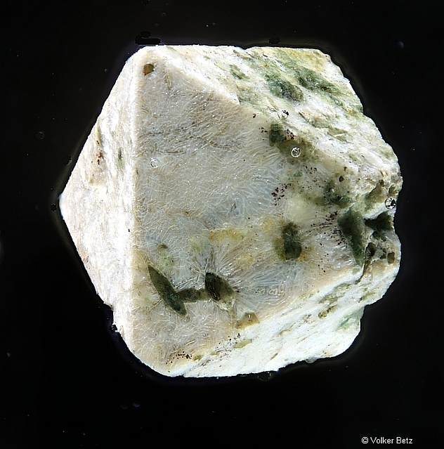 Leucoxene: Mineral information, data and localities.