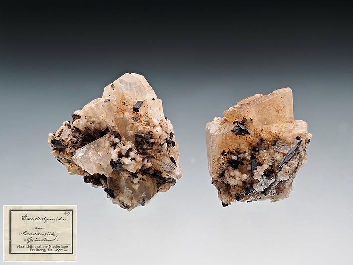 Epididymite: Mineral information, data and localities.