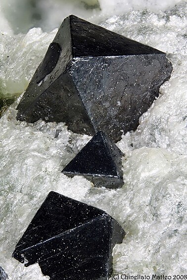 Magnetite: Mineral information, data and localities.