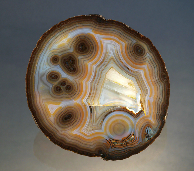 Chalcedony (Var: Agate)