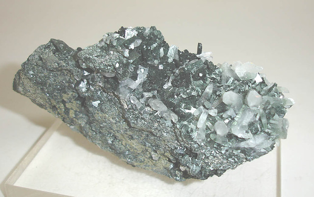 Amphibole Supergroup (Var: Uralite), Quartz