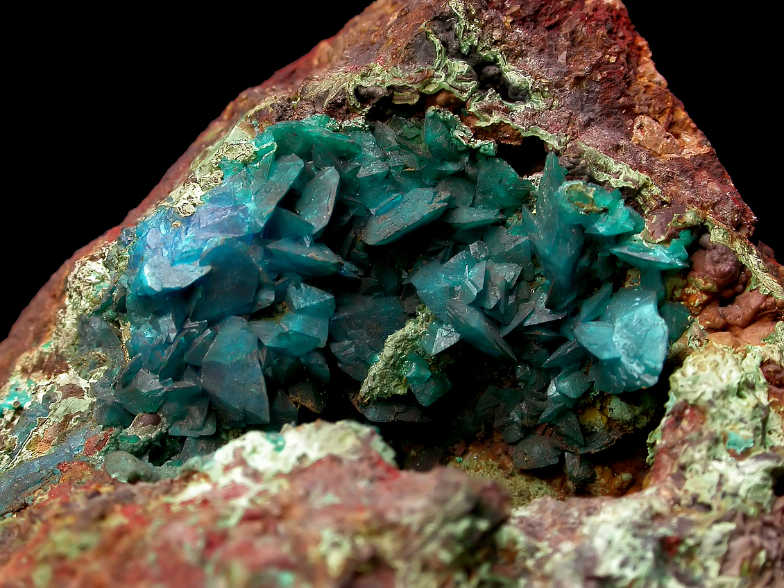 1,5 mm crystal, minor matrix – Photo and collection François Périnet