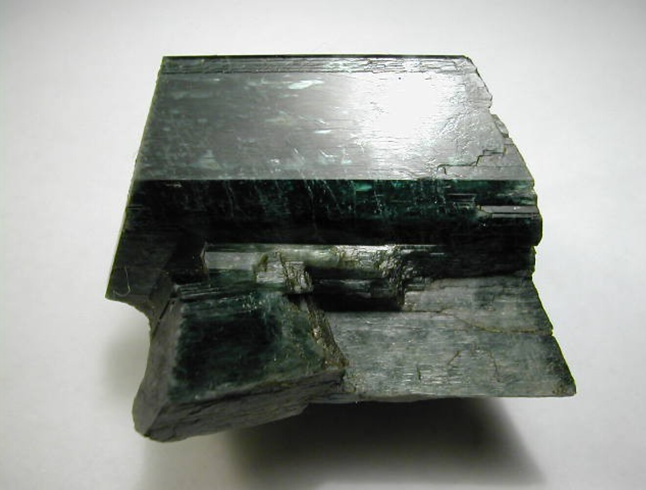 Edenite: Mineral information, data and localities.