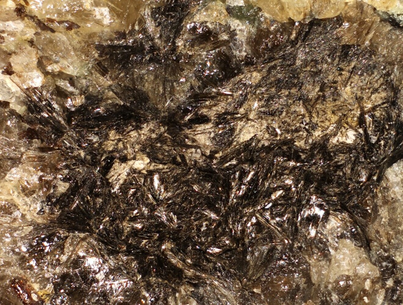 Devitoite: Mineral information, data and localities.