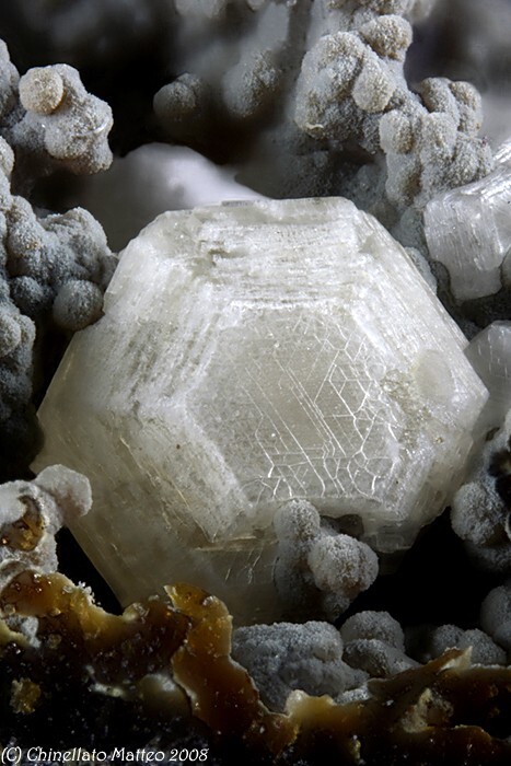Gmelinite-Ca: Mineral information, data and localities.