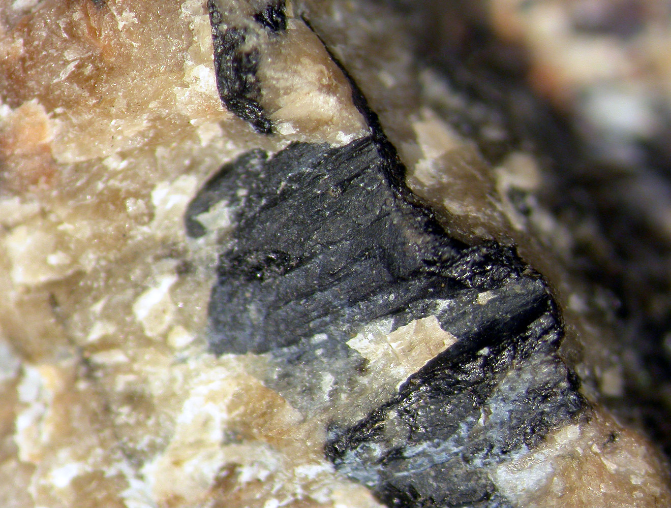 Allanite-(Y): Mineral information, data and localities.