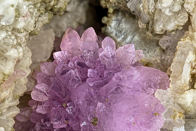 Quartz (Var: Rose Quartz)