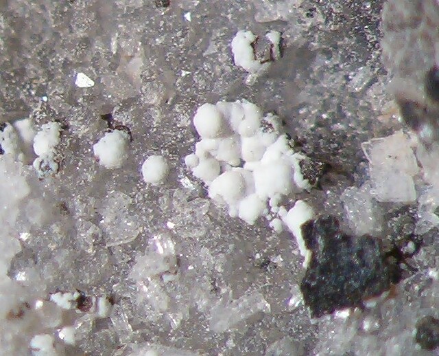 Hydrozincite, Quartz