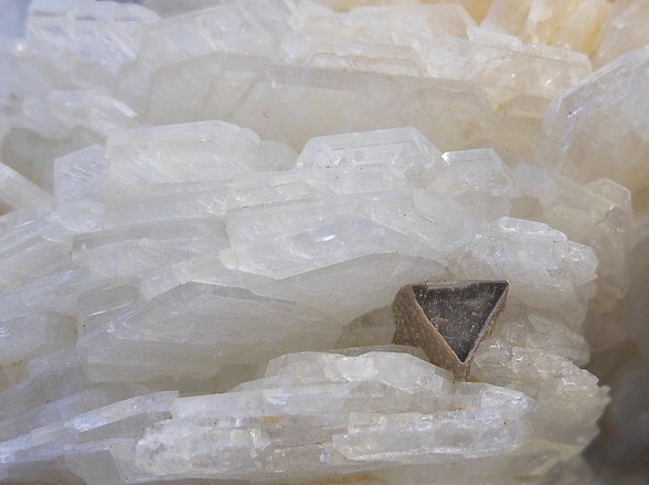 Cleavelandite: Mineral information, data and localities.