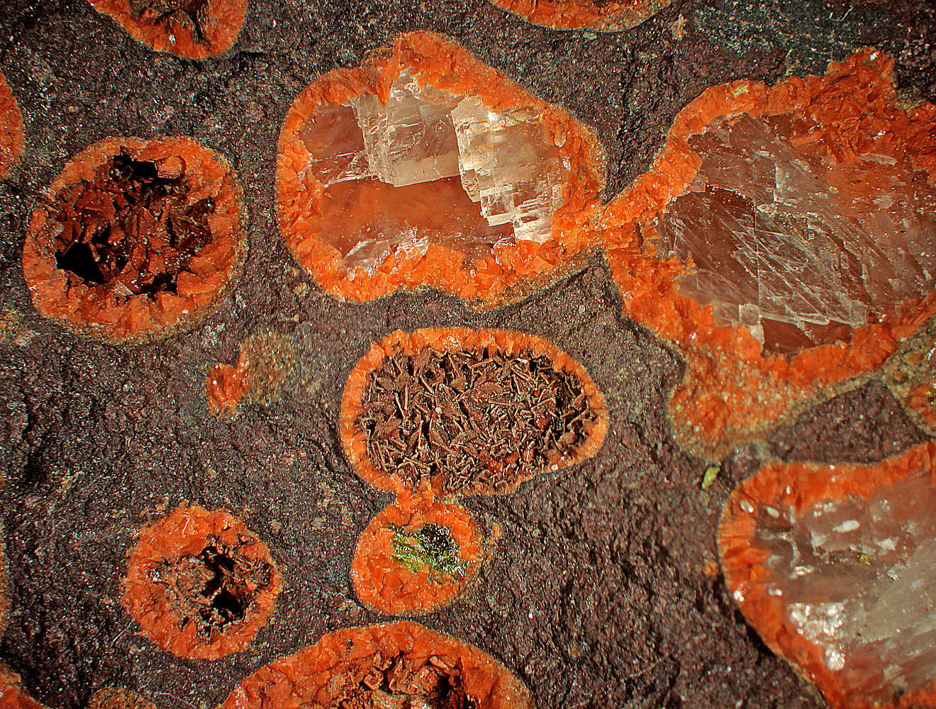 Photos : red microcline from Keweenaw basalts