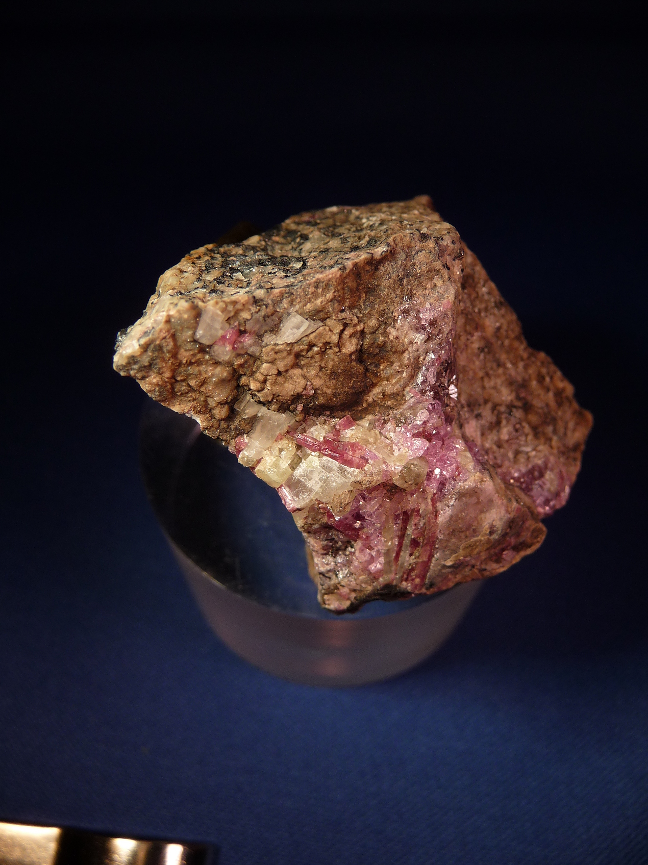Leucophoenicite, Hodgkinsonite, Baryte, Willemite