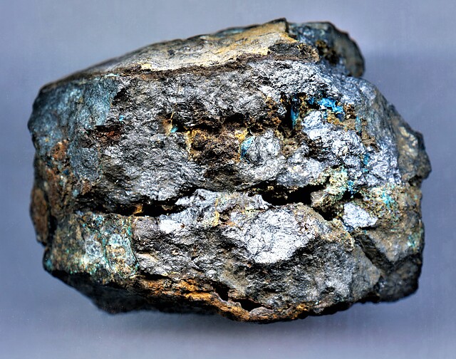 Kruťaite, Chalcomenite, Molybdomenite, Goethite, Malachite, Chalcopyrite