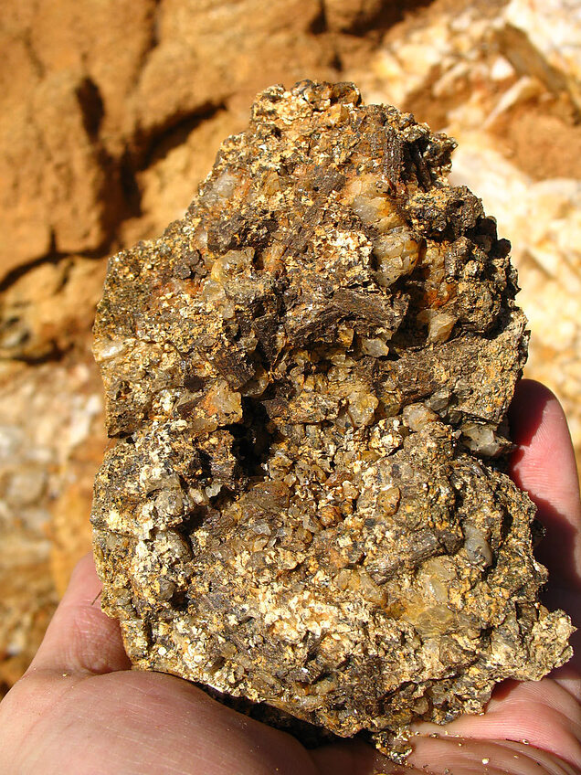 Paragonite, Muscovite, Quartz, Nontronite, Kaolinite, Pinite