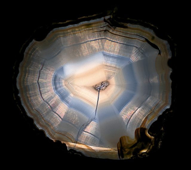 Agate: Mineral information, data and localities.