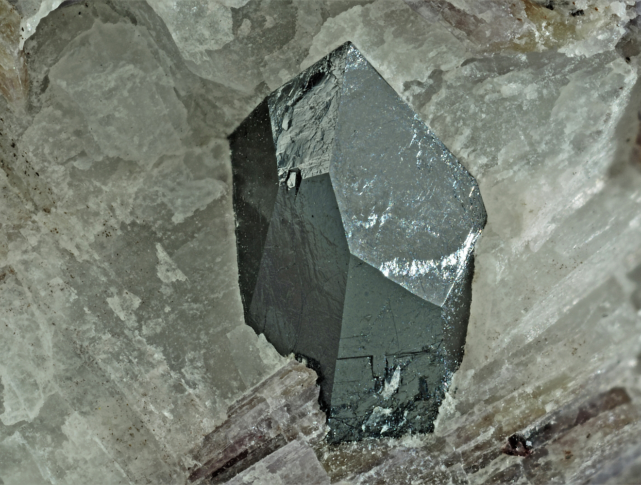 Braunite: Mineral information, data and localities.