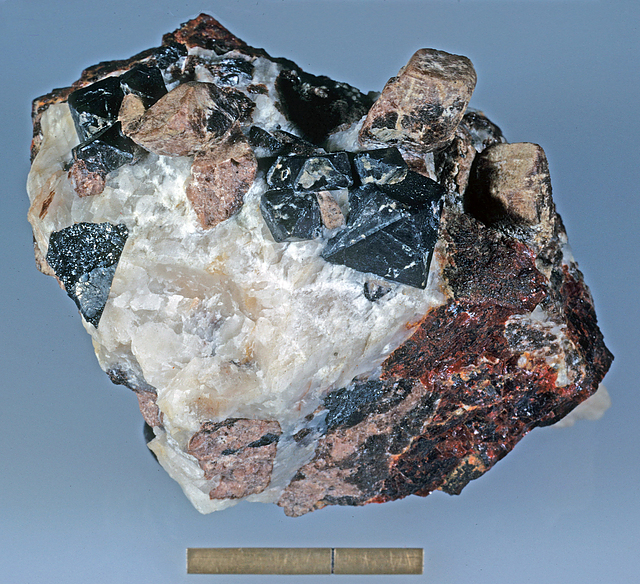 Tephroite, Franklinite, Zincite, Calcite