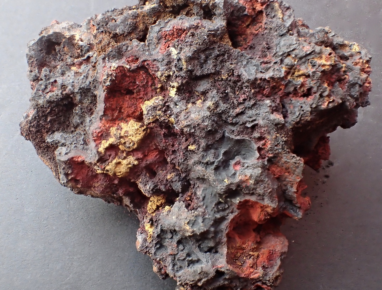 Gossan: Mineral information, data and localities.