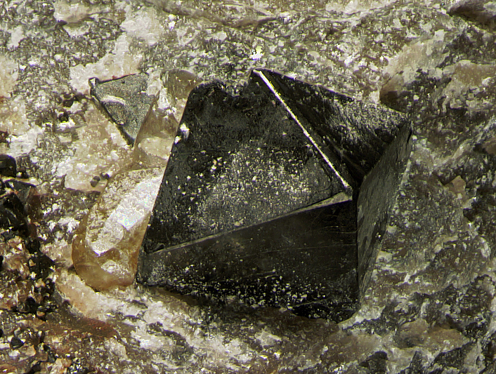 Gahnite: Mineral information, data and localities.