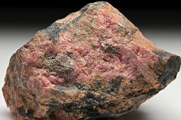 Bustamite: Mineral information, data and localities.