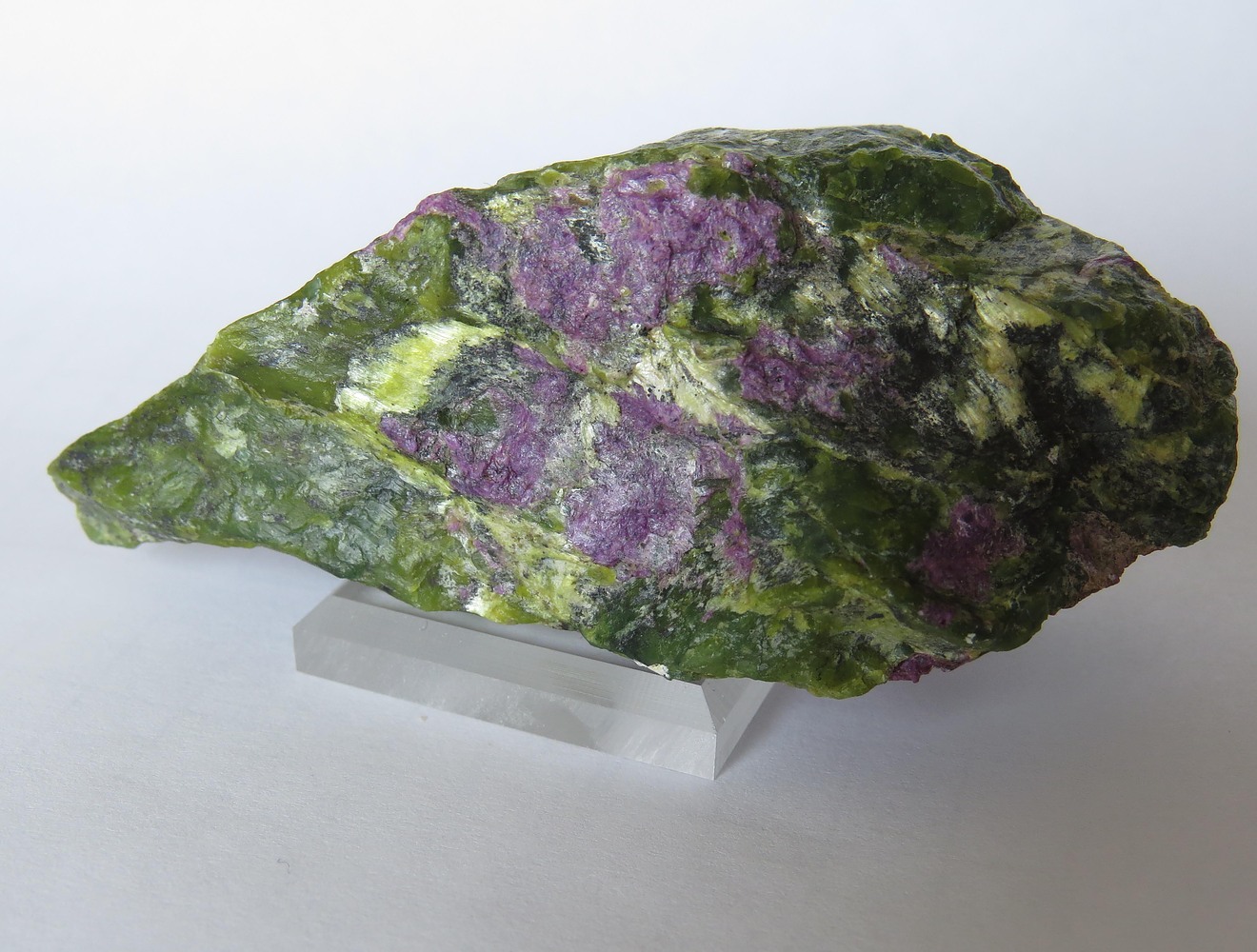 Atlantisite: Mineral information, data and localities.