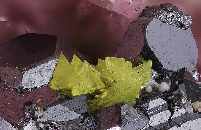 Helvine, Sphalerite, Rhodonite