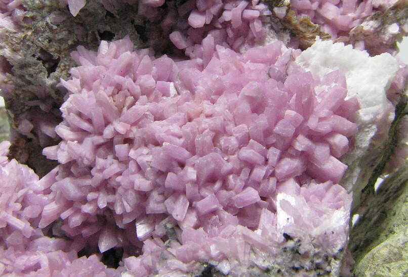 Inesite: Mineral information, data and localities.