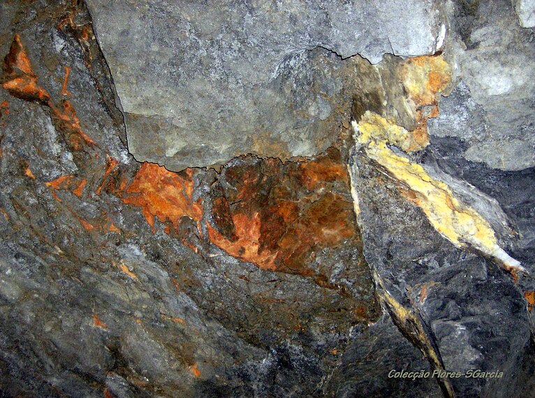 Carnallite: Mineral information, data and localities.