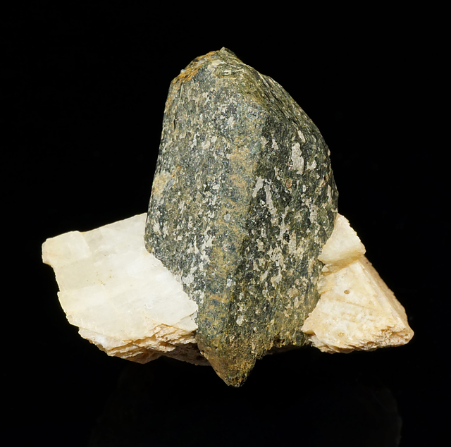 Pargasite, Calcite
