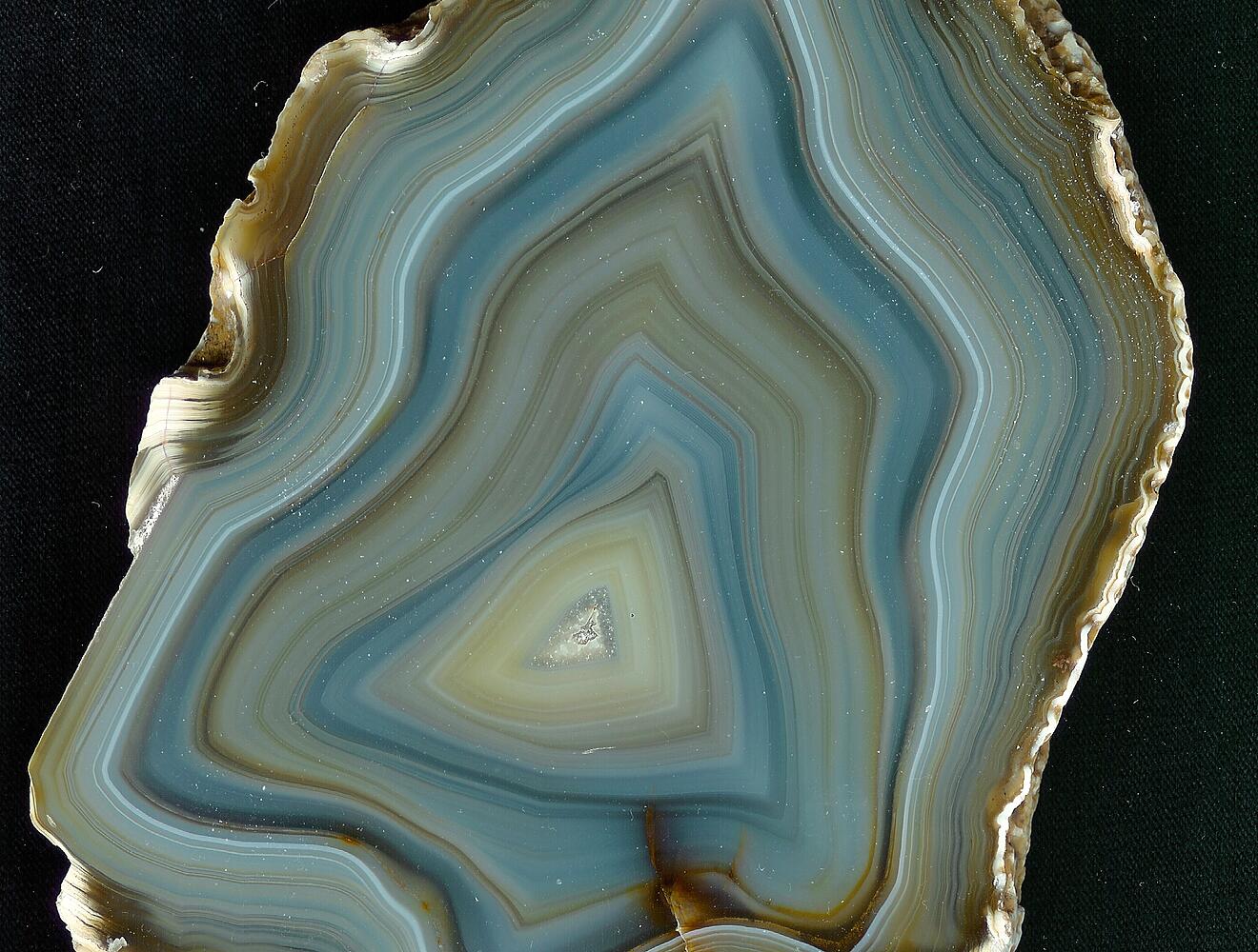 Chalcedony: Mineral information, data and localities.