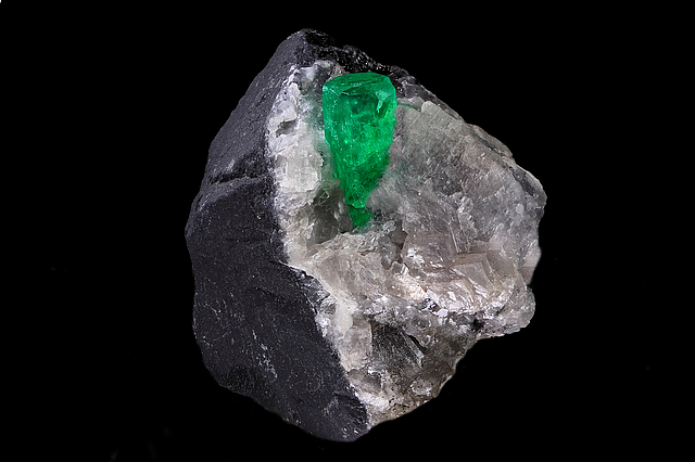 Beryl (Var: Emerald), Calcite