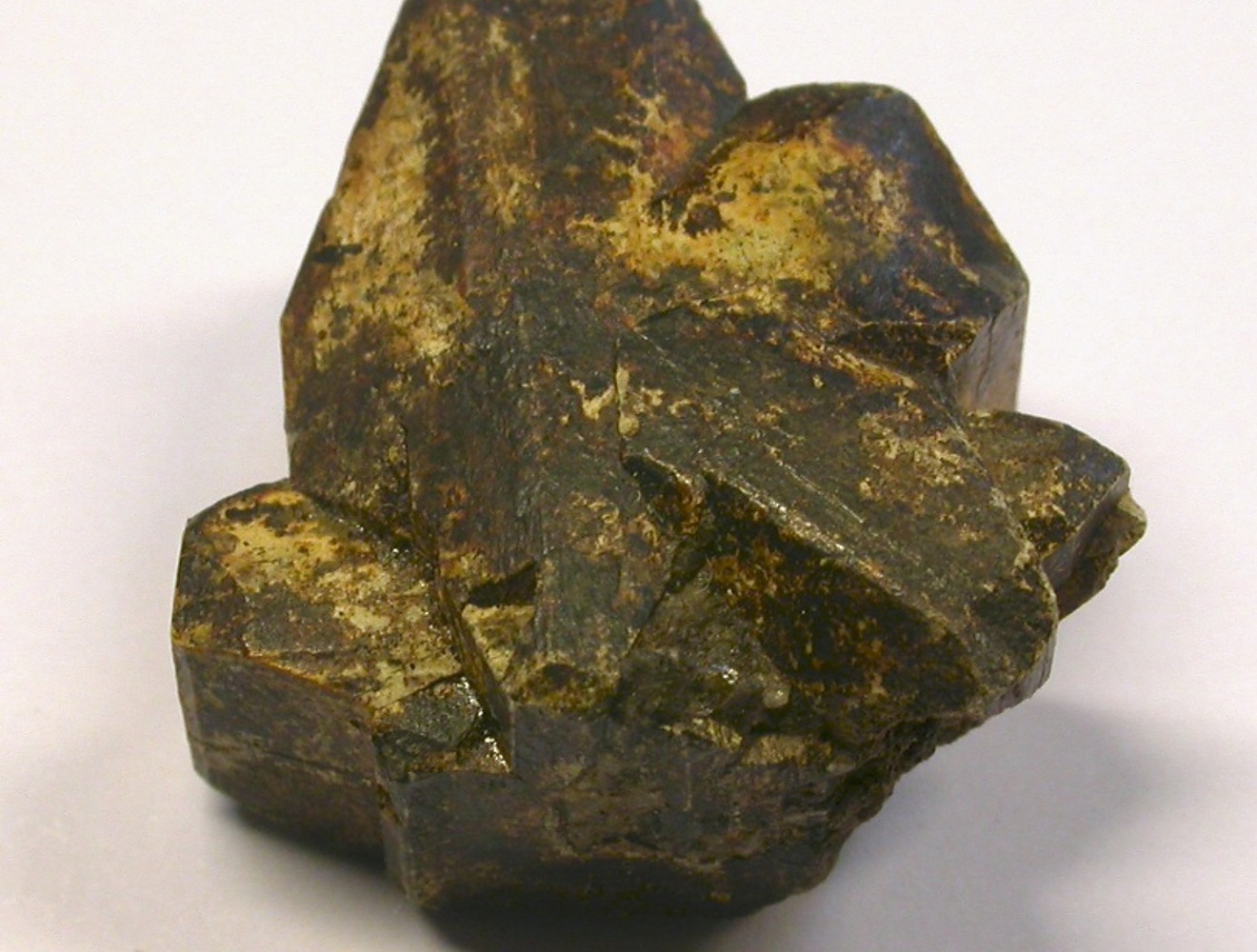 Hellandite-(Y): Mineral information, data and localities.