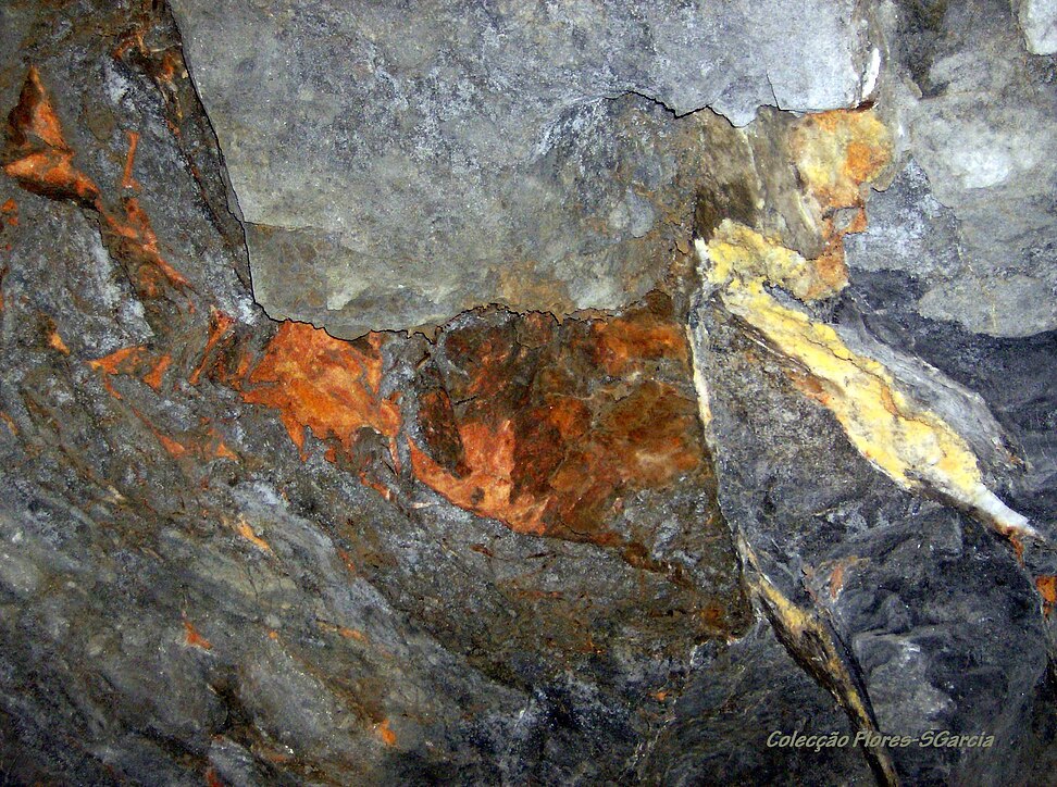 Carnallite: Mineral information, data and localities.