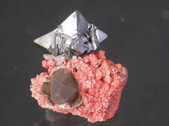 Hausmannite: Mineral information, data and localities.