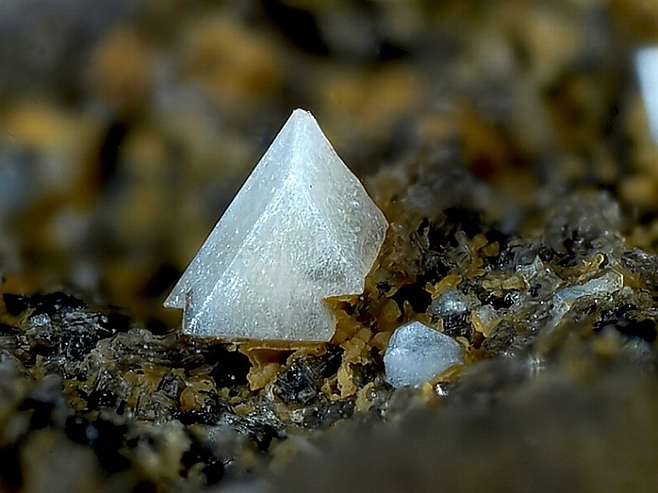 Cristobalite: Mineral information, data and localities.