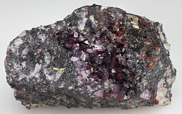 Hodgkinsonite, Franklinite, Willemite, Zincite, Calcite