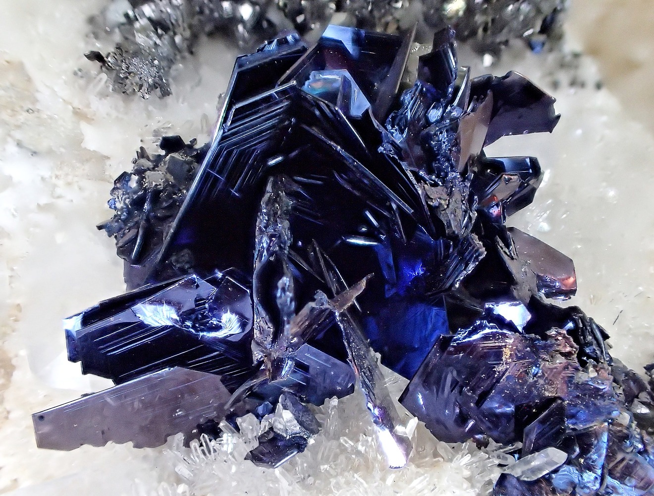 Covellite: Mineral information, data and localities.