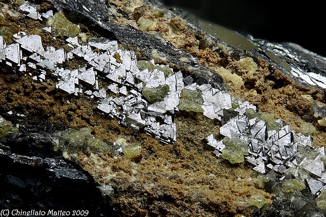 Senarmontite, Stibnite