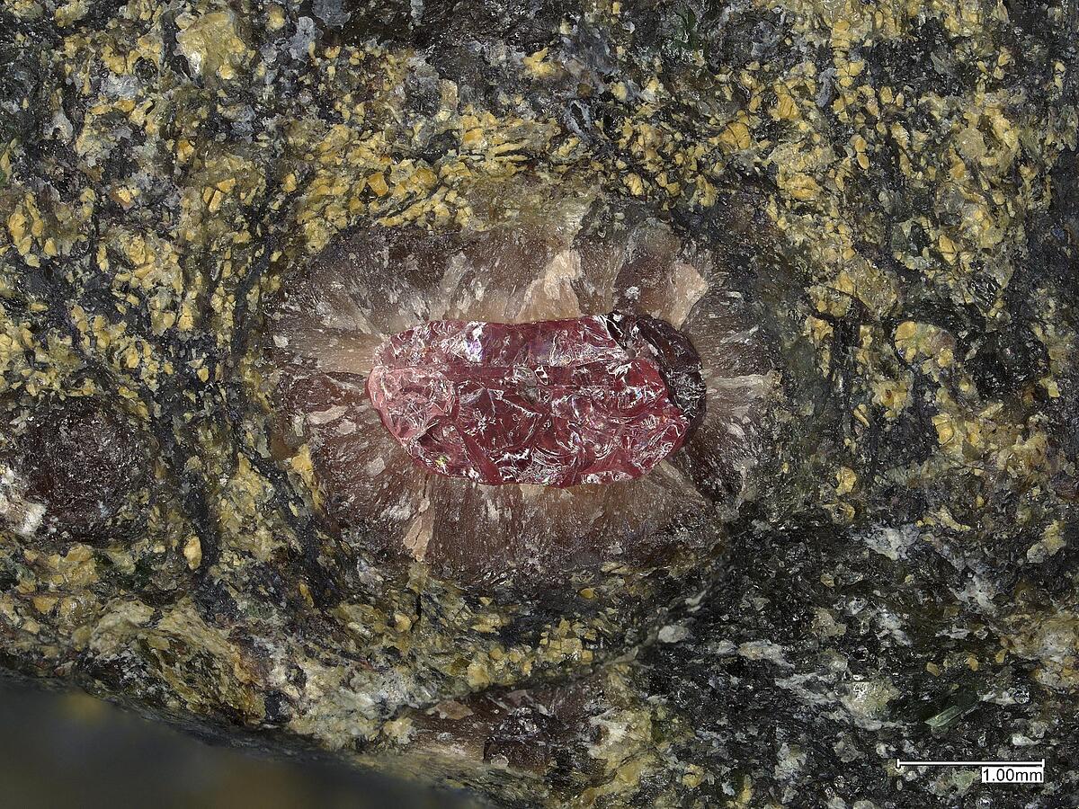 Kelyphite: Mineral information, data and localities.