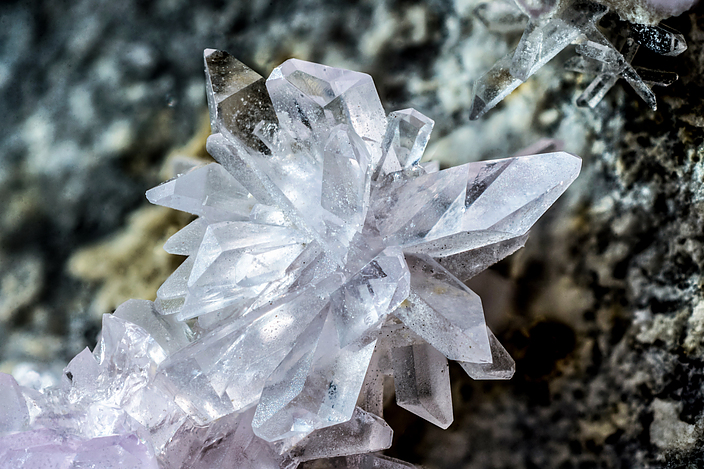 Creedite: Mineral information, data and localities.