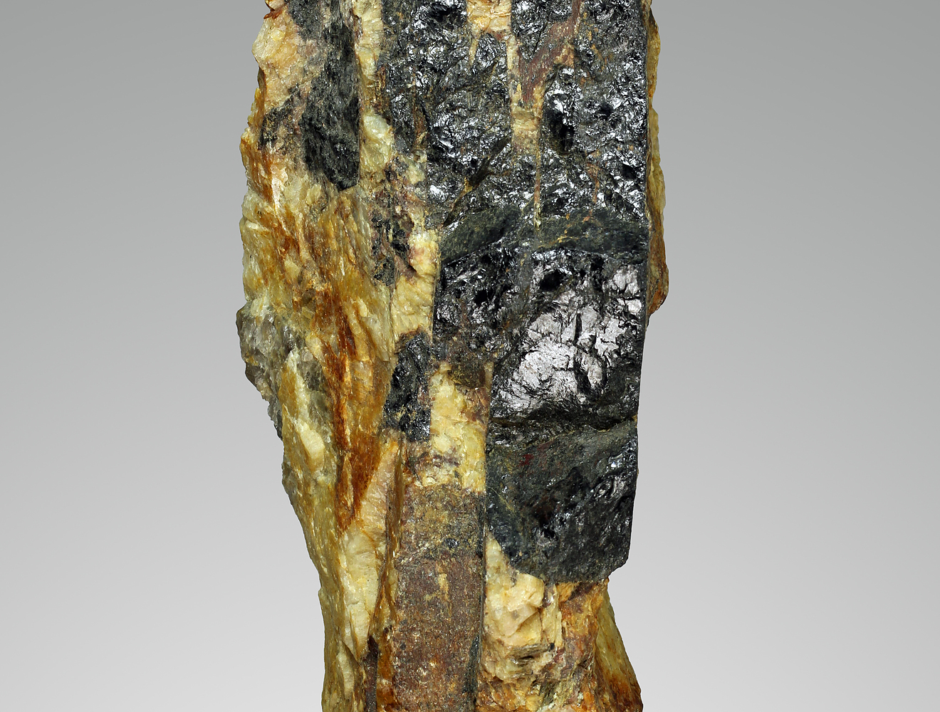 Davidite-(Ce): Mineral information, data and localities.