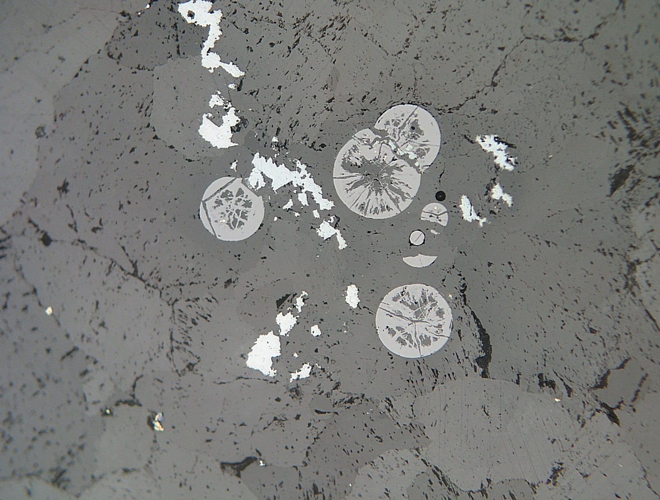 Pitchblende: Mineral information, data and localities.