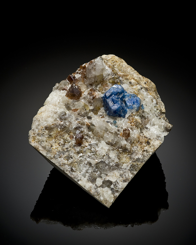 Low Albite: Mineral information, data and localities.