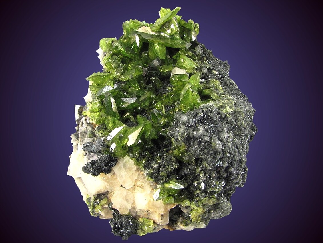 Size of Titanite twin: 1,5 cm.Nice contrast between green Titanite and ...