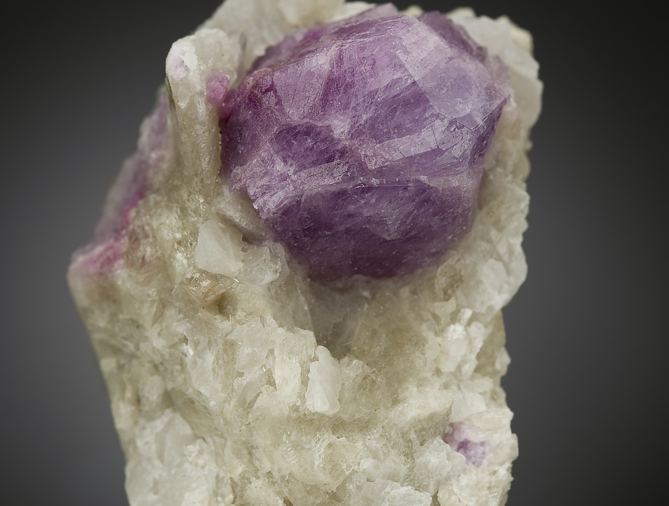 Hackmanite: Mineral information, data and localities.