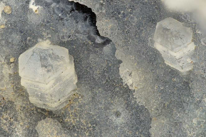 Gmelinite-Na: Mineral information, data and localities.