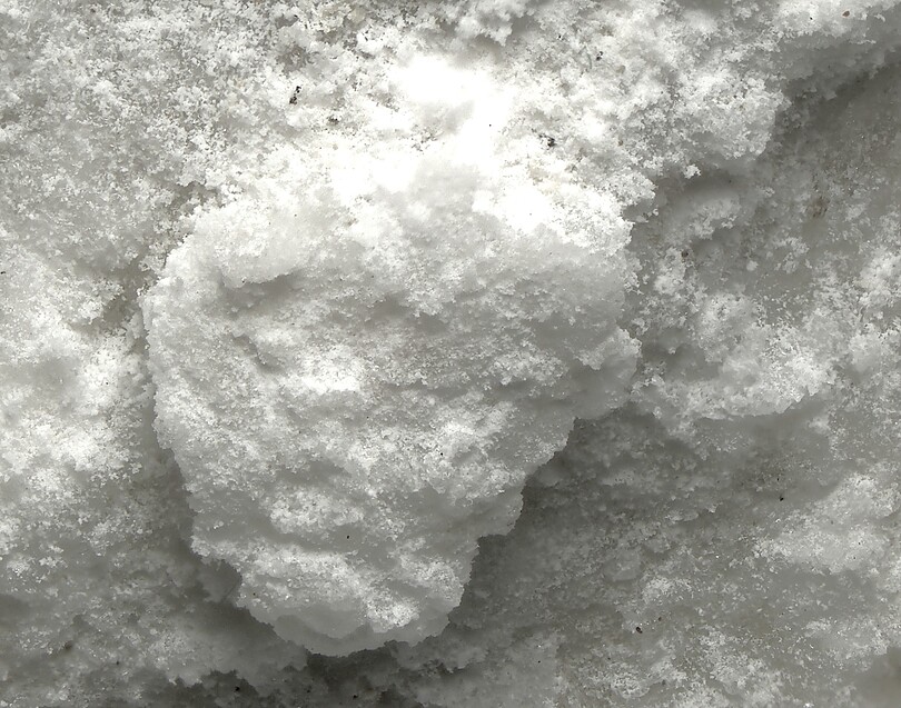 Niter: Mineral information, data and localities.