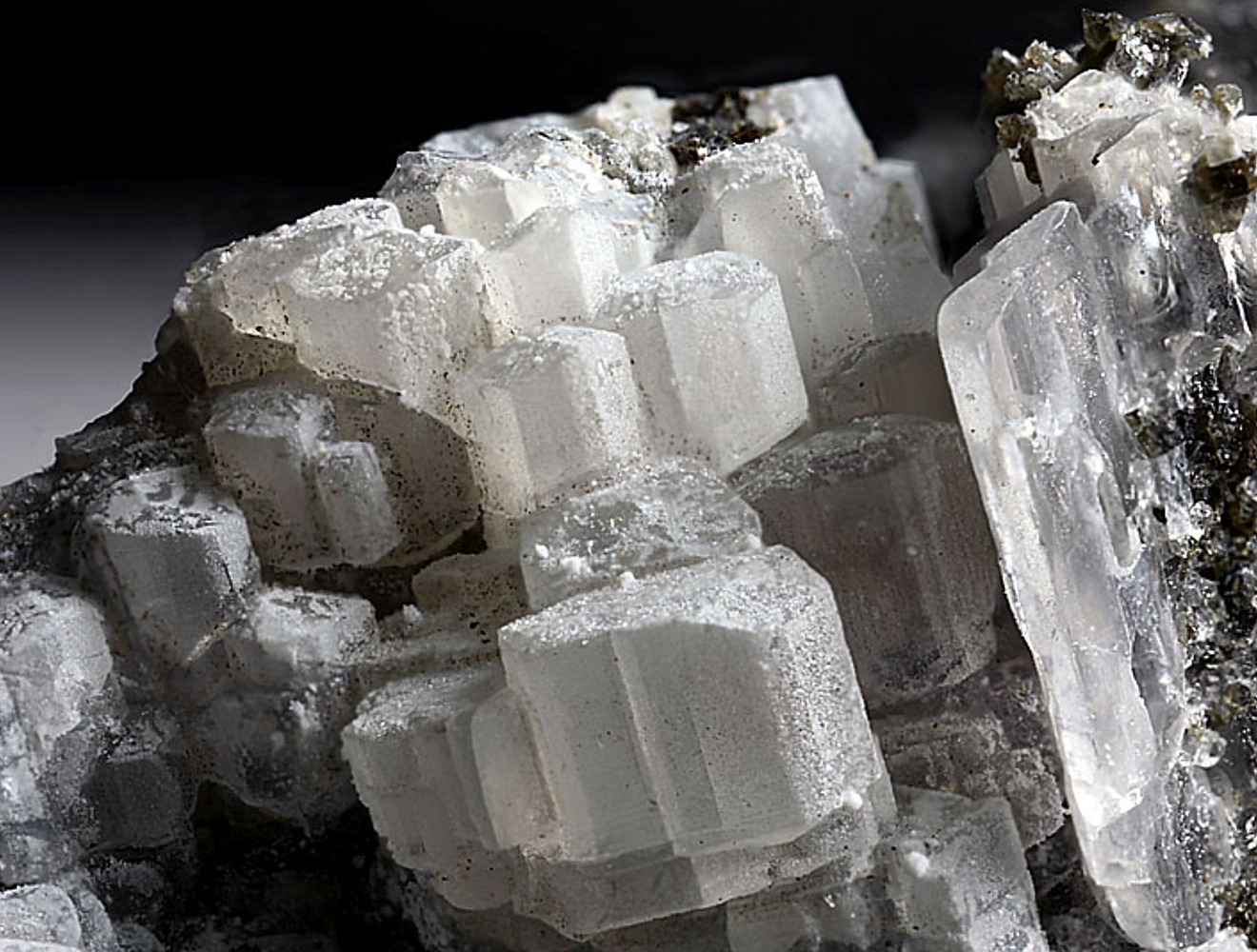 Davyne: Mineral information, data and localities.