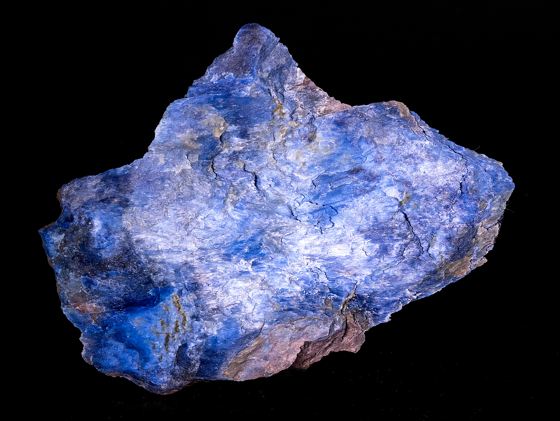 Halogen light · · · Longwave UV