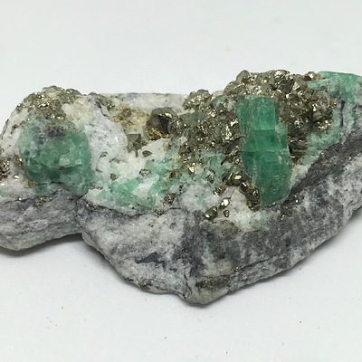 PAE-DHE - Beryl (Var: Emerald), Pyrite, Calcite